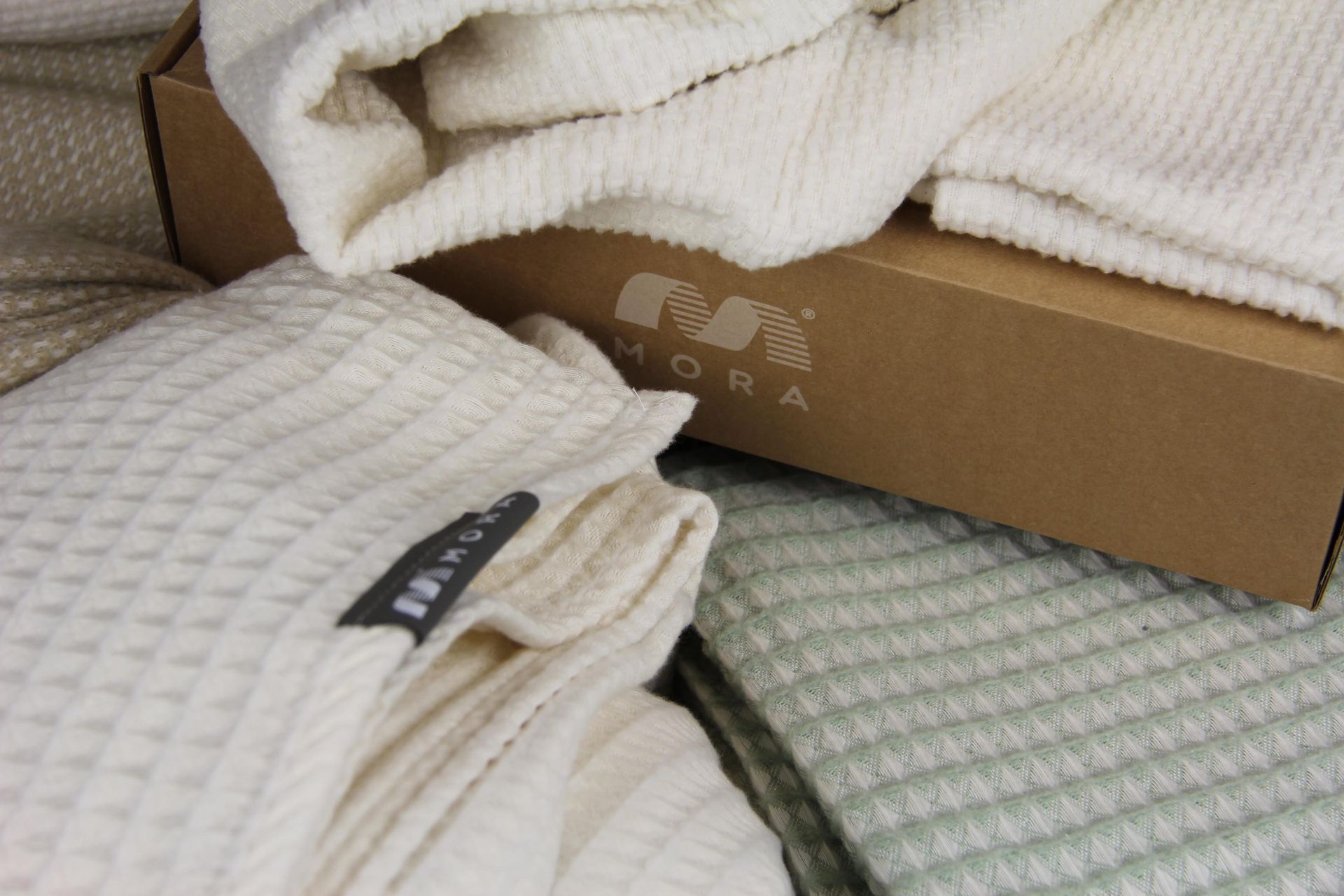 Cómo transformar tu hogar con un solo textil: la manta | Textils Mora ...